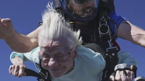 104-year-old Dorothy Hoffner, oldest tandem skydiver died - CBS Chicago