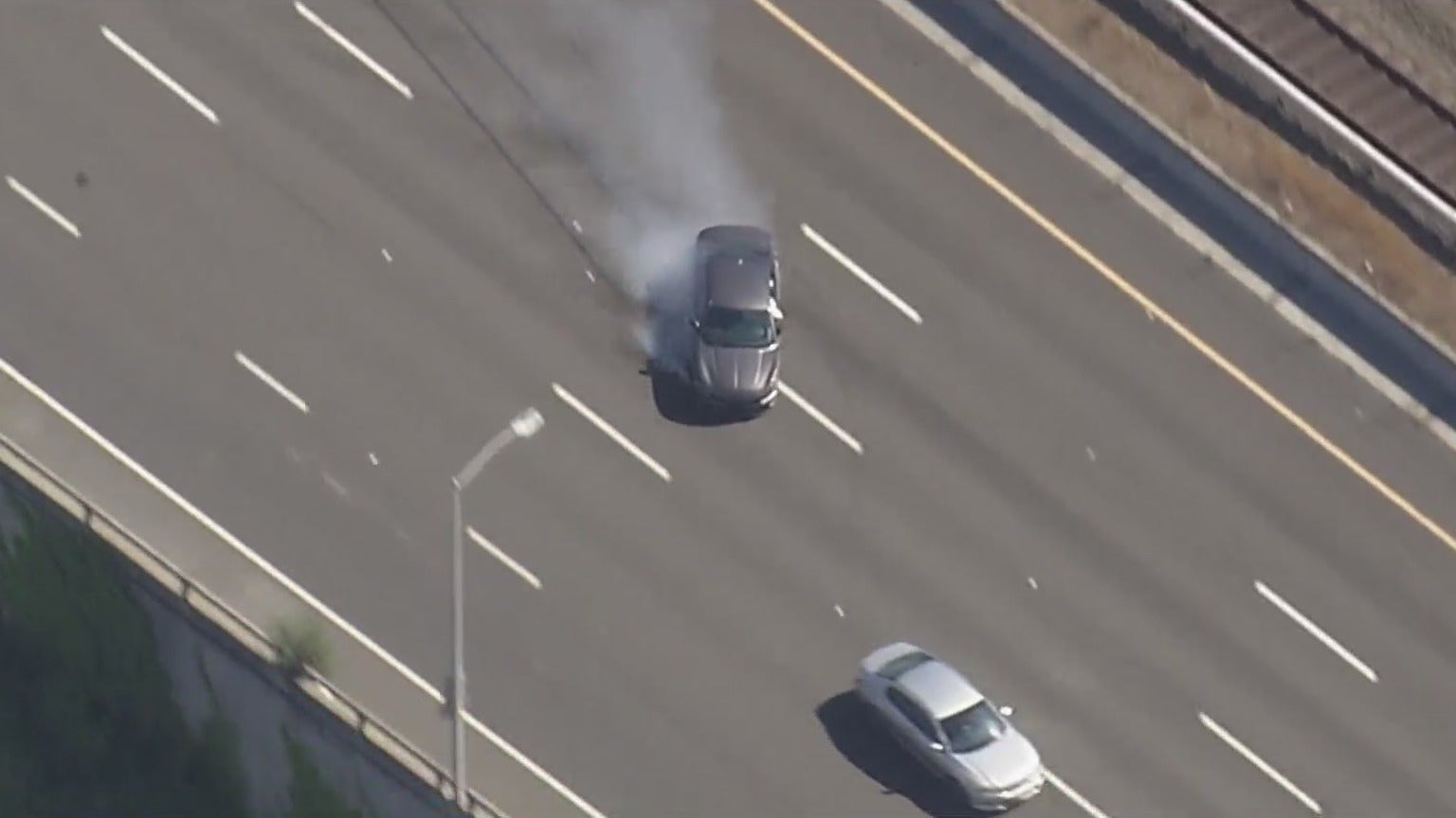 Watch: Police chase ends on Highway 24 in Oakland; 3 suspects in ...