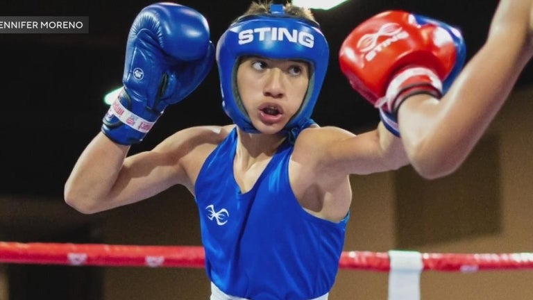 Chicago teen fights his way to the top of youth boxing - CBS Chicago