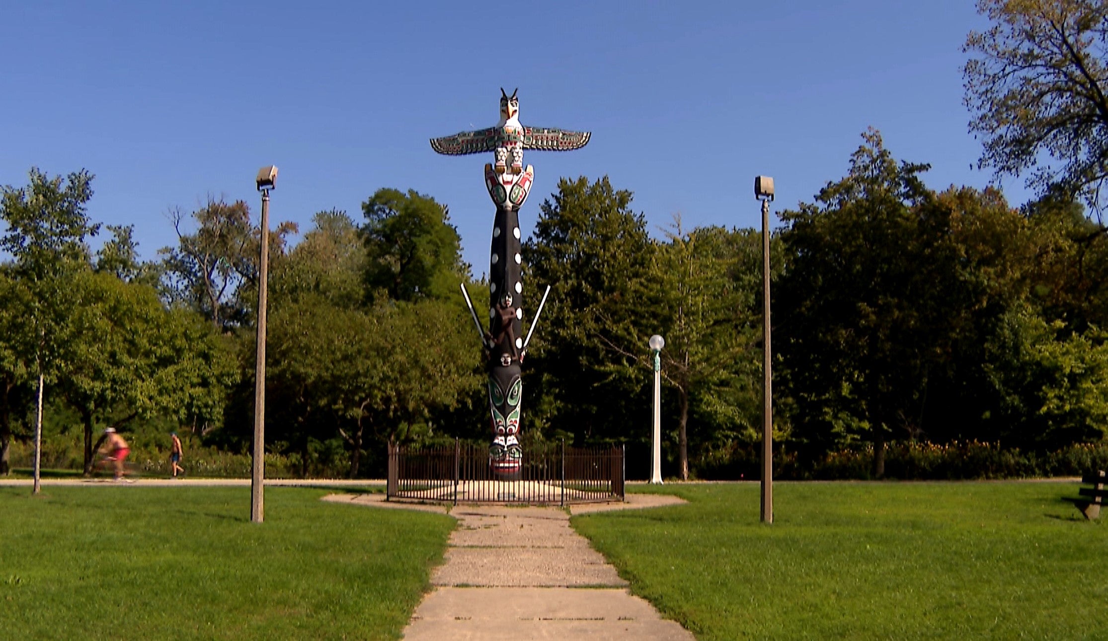 Chicago Hauntings: The story of the Kwa-Ma-Rolas totem pole - CBS Chicago