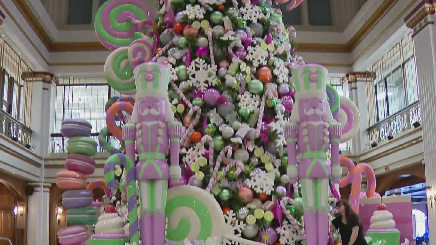 Macy's on State Street installs Great Tree in Walnut Room - CBS Chicago