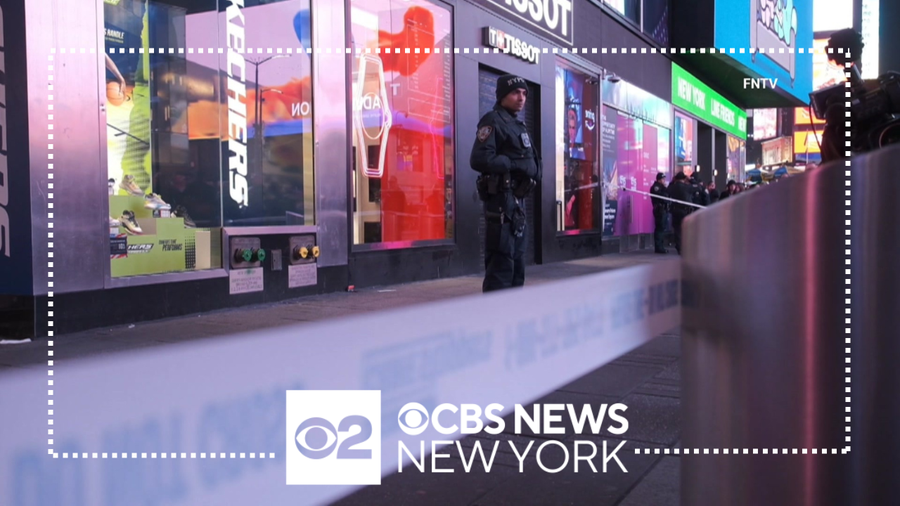15-year-old boy stabbed in neck during fight in Times Square, police say - CBS New York