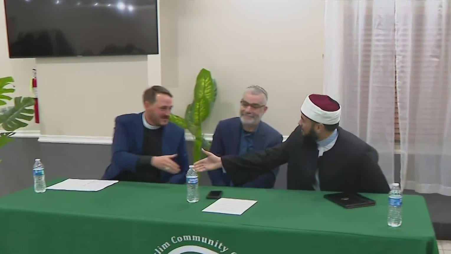 Jewish, Muslim, and Christian leaders call for peace in Gaza - CBS Chicago