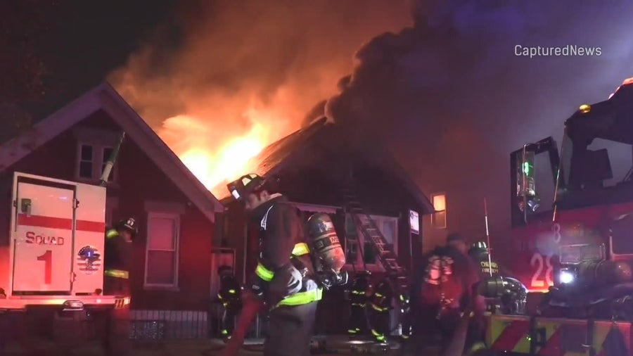 House fire causes roof collapse on Chicago's South Side - CBS Chicago