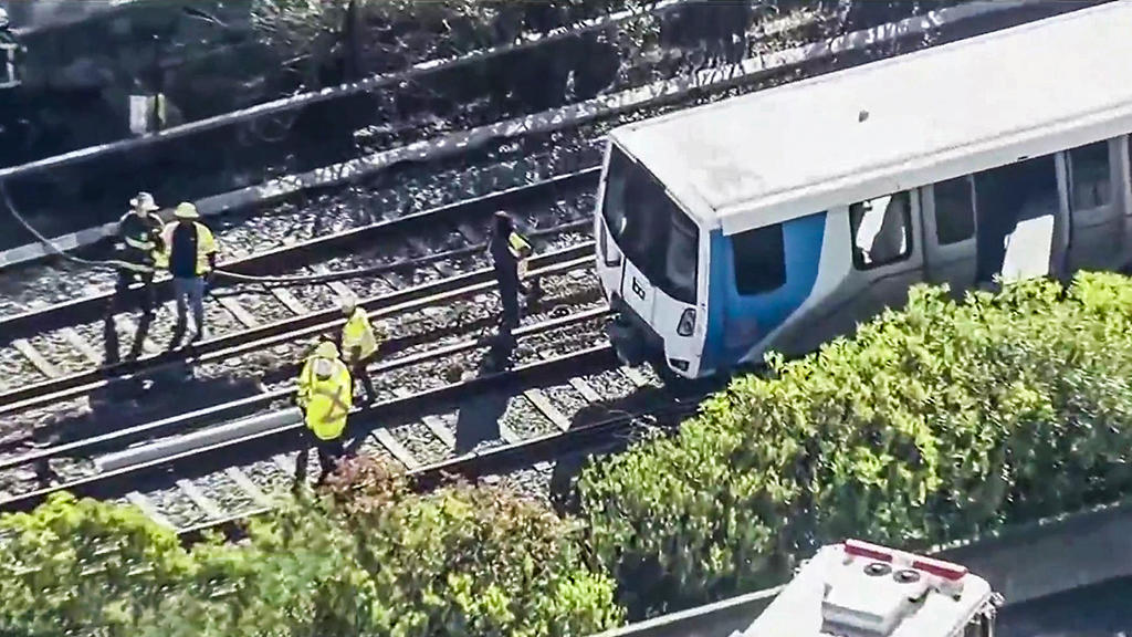 Passengers recount harrowing East Bay BART derailment - CBS San Francisco
