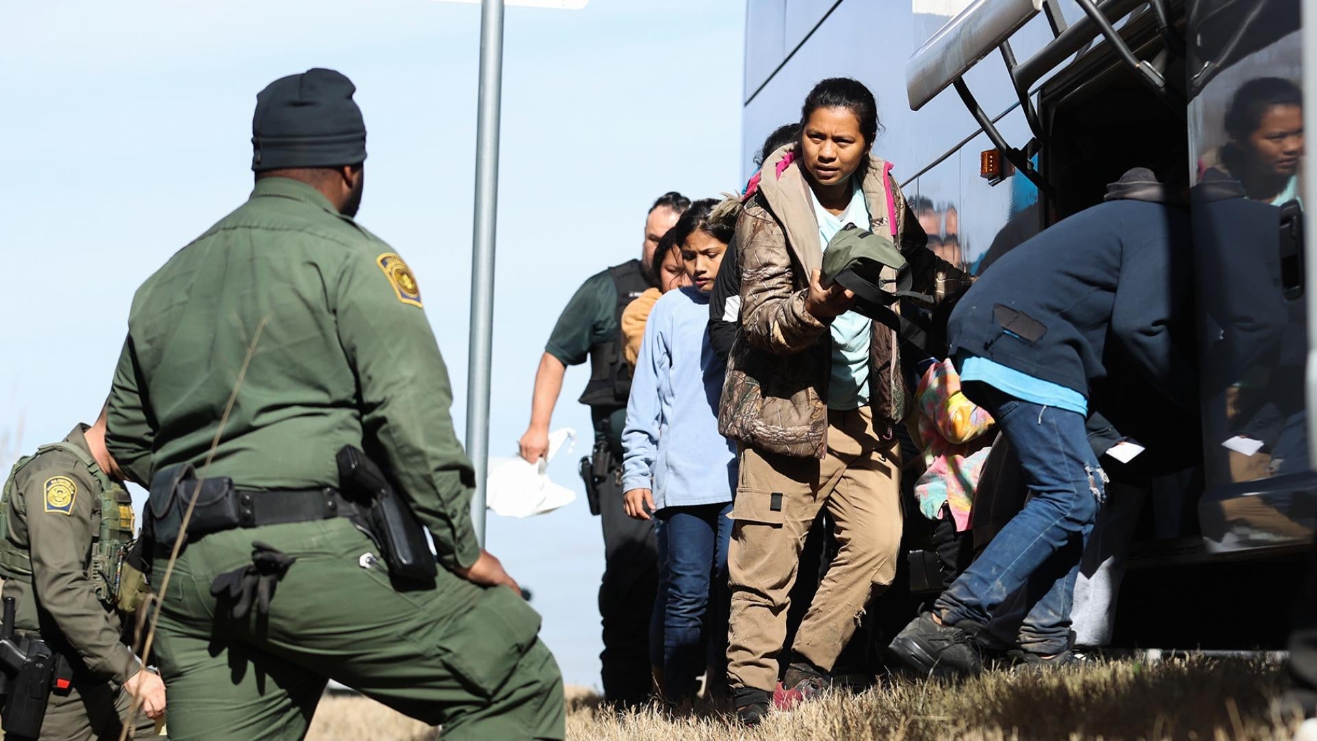 Far-right convoy protesting migrant crisis nears southern border - CBS News