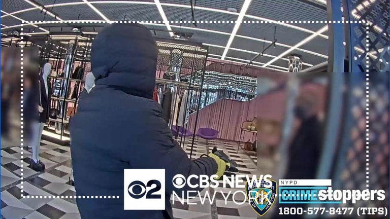 Brazen gunpoint robbery of NYC Gucci store caught on video - CBS New York