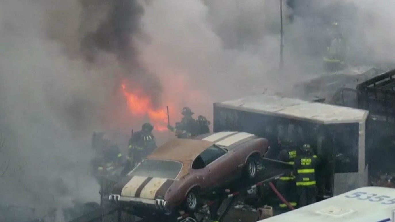 Fire rages in junkyard on Chicago's West Side - CBS Chicago