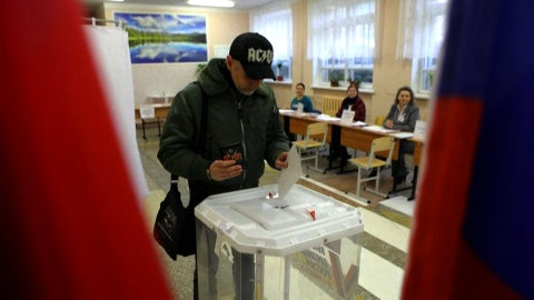 Russian polls close with Putin poised to rule for 6 more years - CBS News