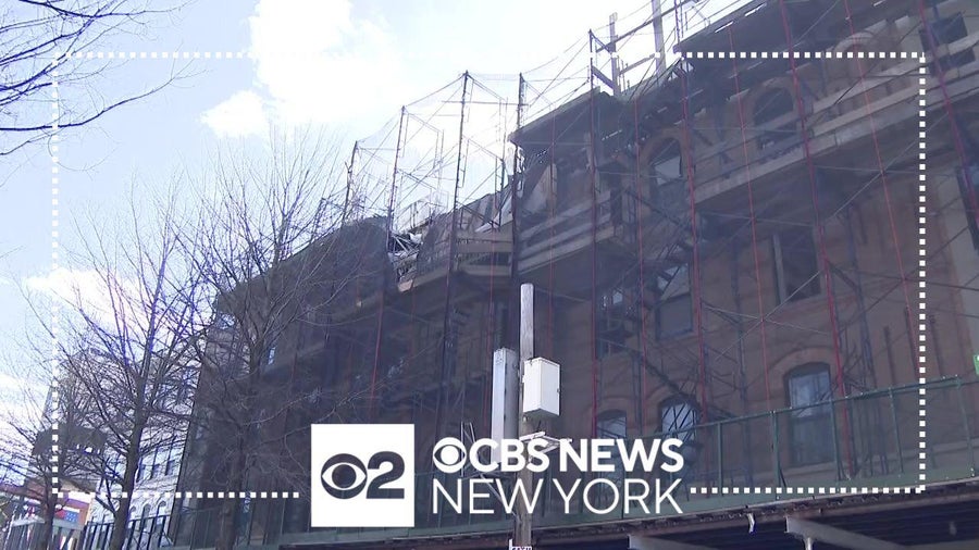 2 hurt when parapet collapses into scaffold in Brooklyn - CBS New York