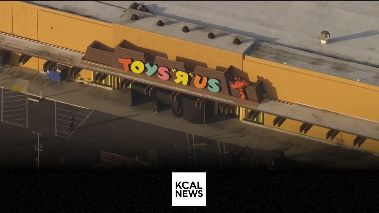 Toys 'R' Us is back in Burbank, but just for filming - CBS Los Angeles