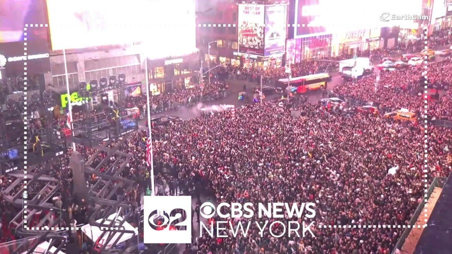Shakira performs at pop-up concert in NYC's Times Square - CBS New York