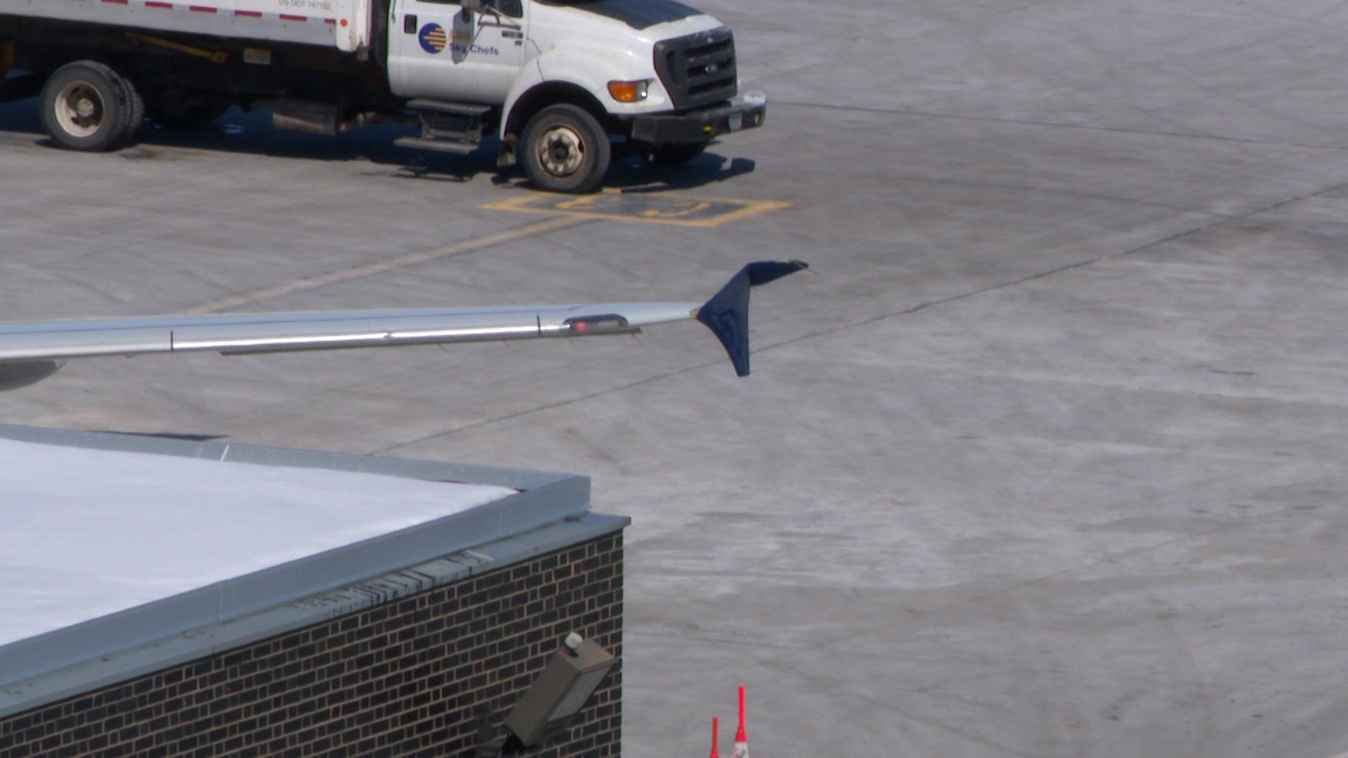 2 Delta planes clip wings at Minneapolis-St. Paul International Airport ...