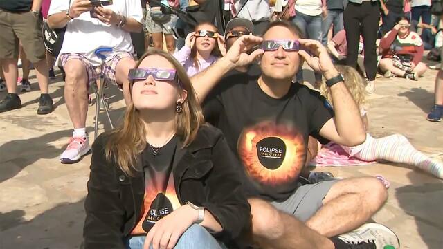 Did you look at the solar eclipse too long? Doctors explain signs of ...
