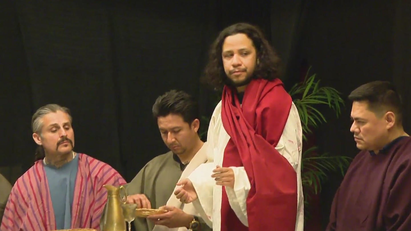 Volunteers prepare for Way of the Cross procession in Chicago's Pilsen ...