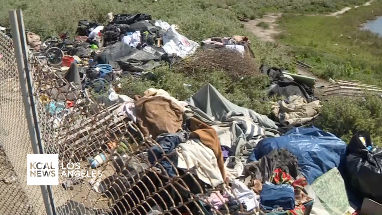 Cleanup of homeless encampment along Santa Ana River hits a snag in ...