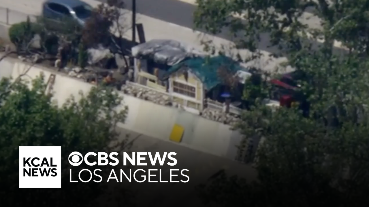 Makeshift home pops up along 110 Freeway in Highland Park - CBS Los Angeles