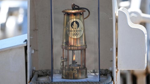 Parisians threaten to poop in Seine River to protest sewage ...