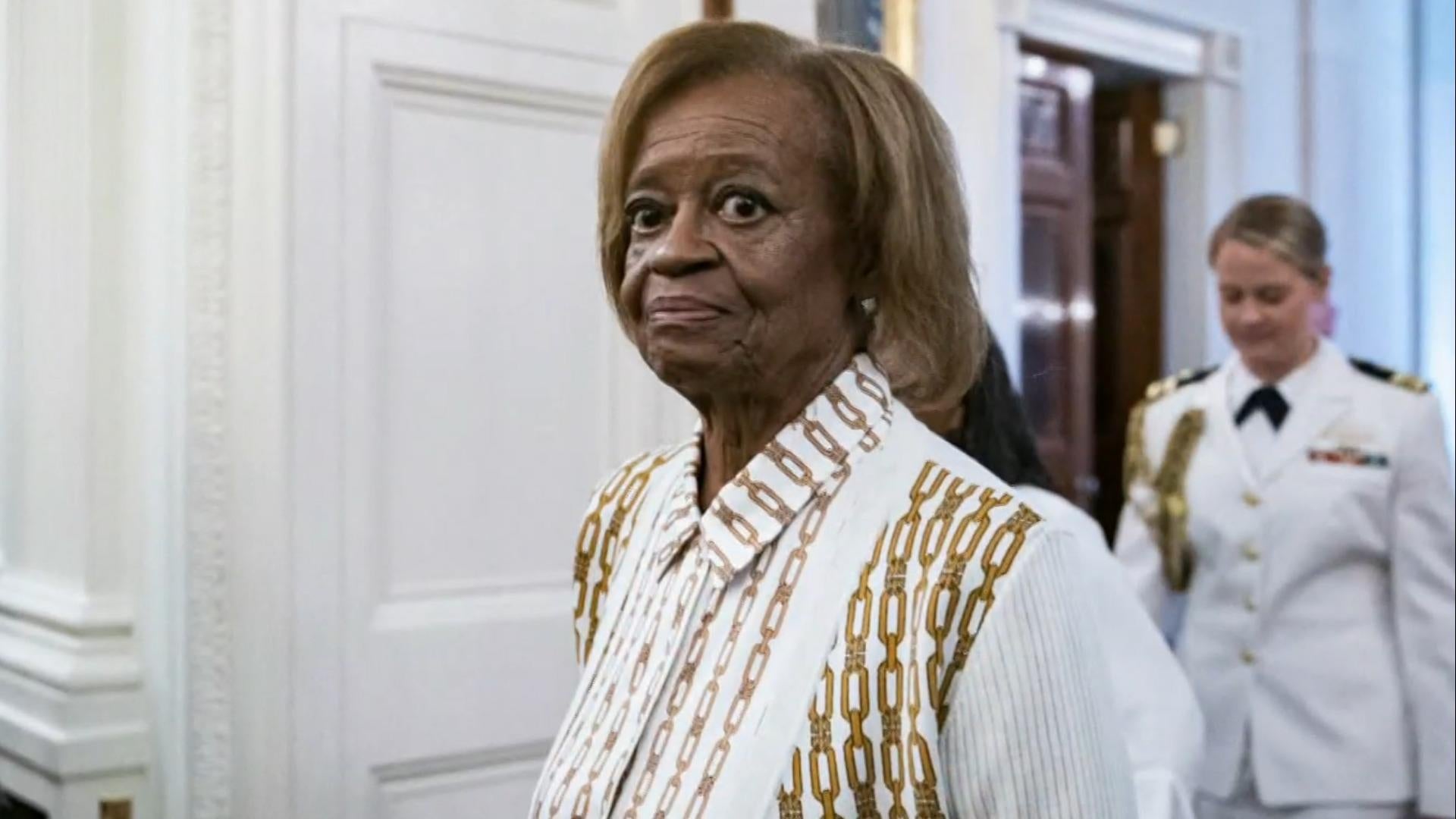 Marian Robinson, mother of Michelle Obama, dies at 86 - CBS News