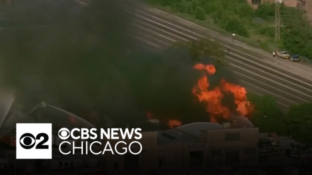 Massive fire destroys pallet business on Chicago's West Side - CBS Chicago