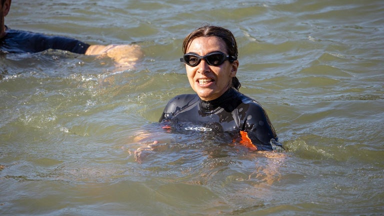 Paris Mayor Anne Hidalgo makes good on vow to swim in the Seine river ...