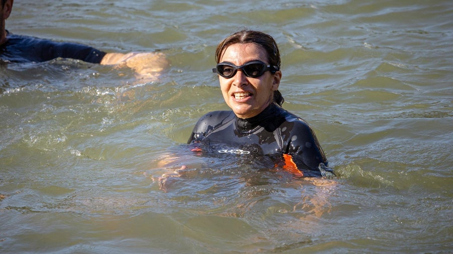 Paris Mayor Anne Hidalgo makes good on vow to swim in the Seine river ...