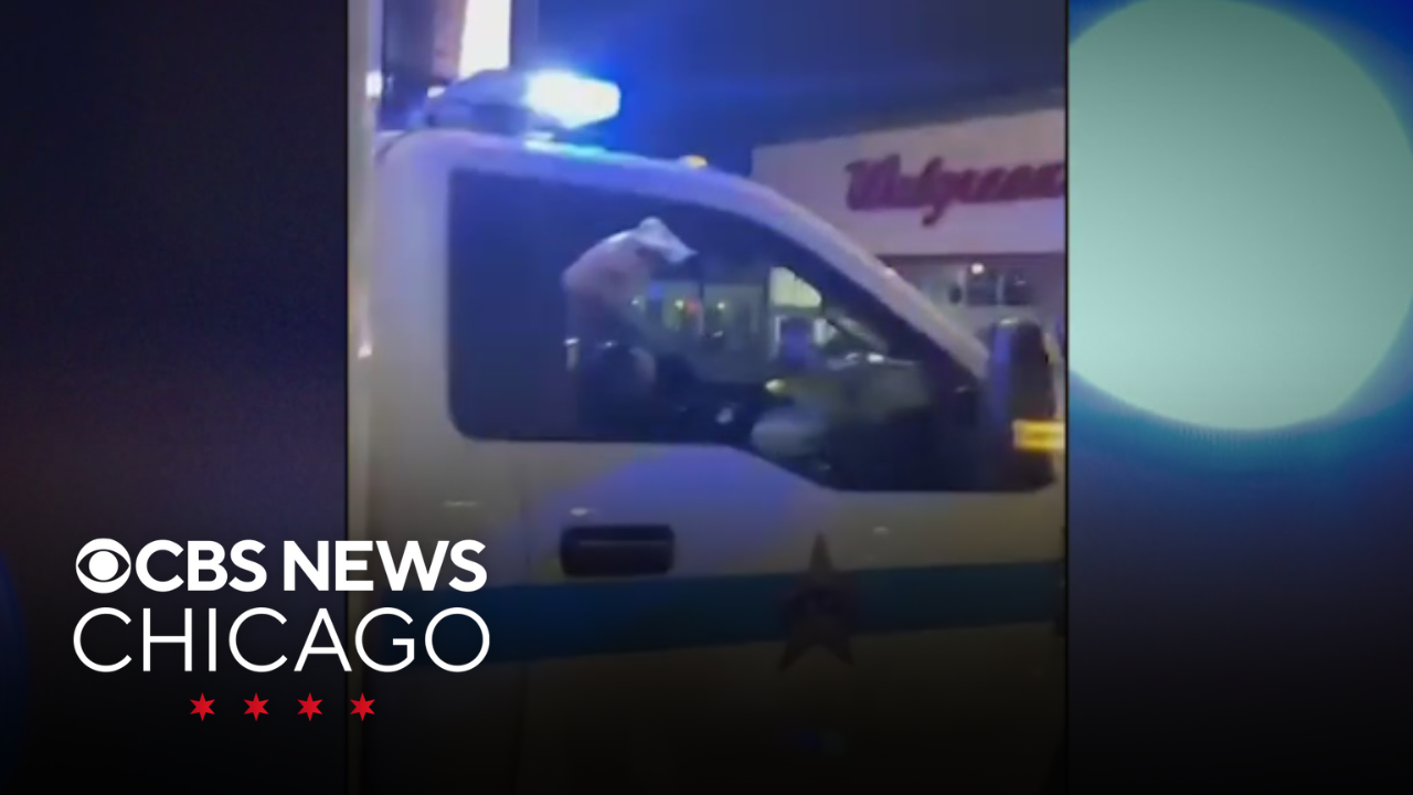 Video appears to show Chicago Police officer pointing gun during street ...