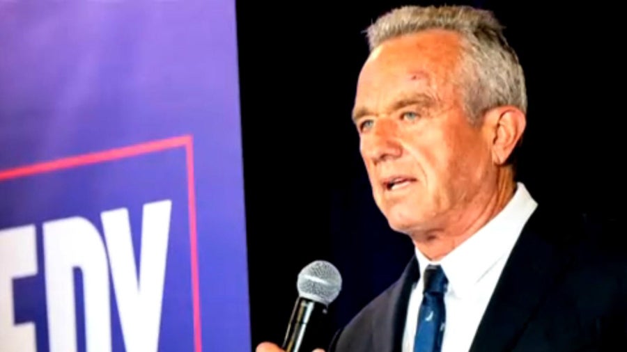 RFK Jr. endorses Trump and suspends presidential campaign - CBS News