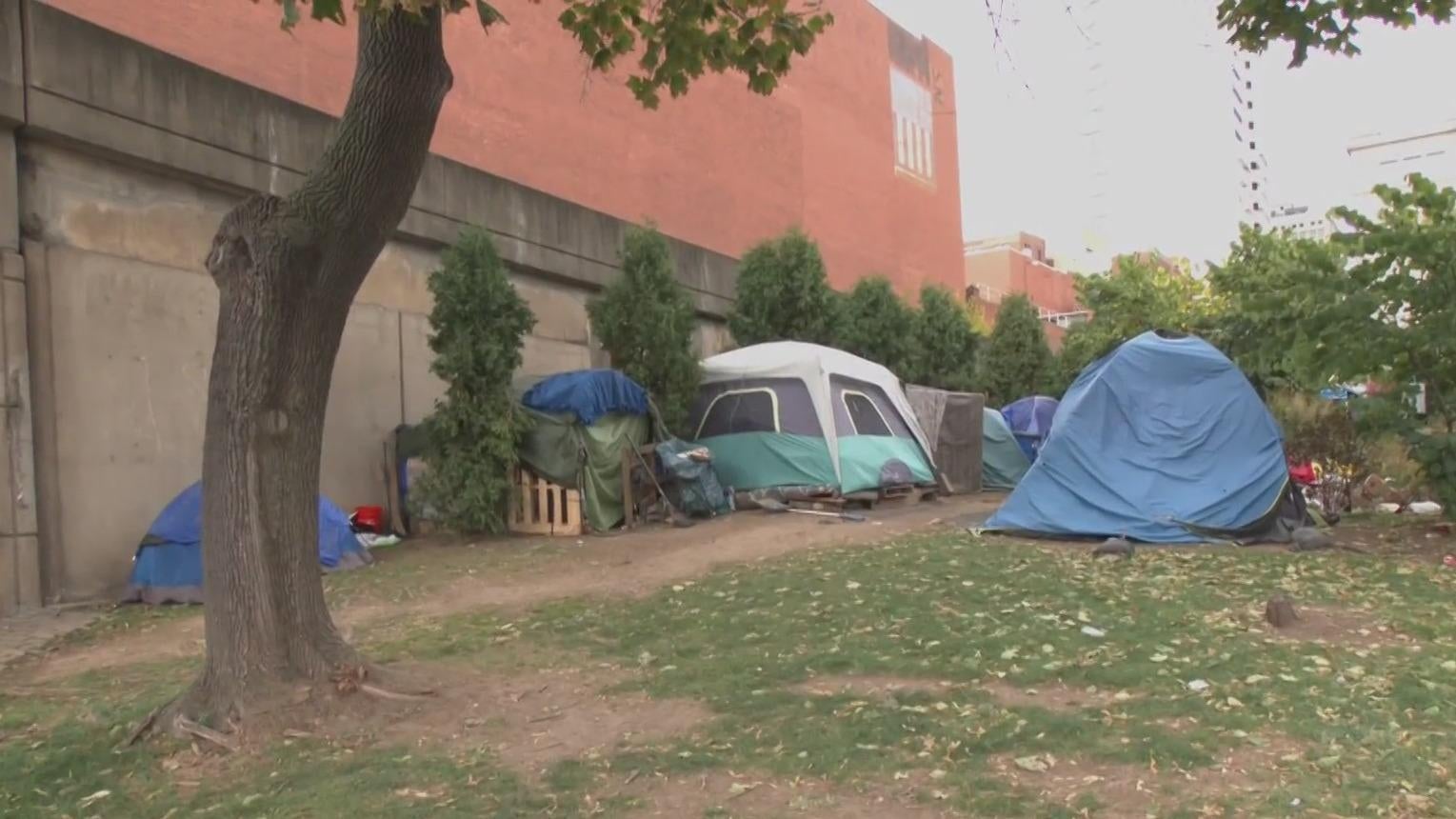 Pittsburgh crews clear out Downtown homeless encampment - CBS Pittsburgh