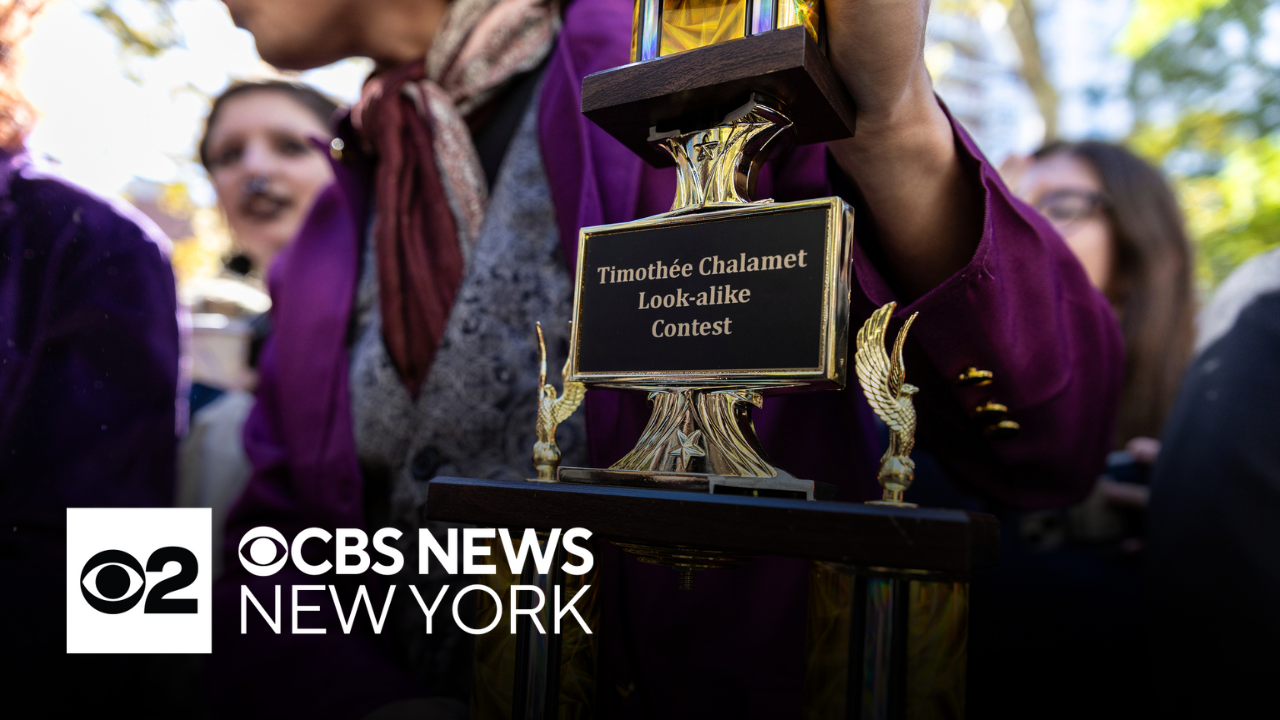 Timothée Chalamet surprises crowd at NYC look-alike contest, as police ...