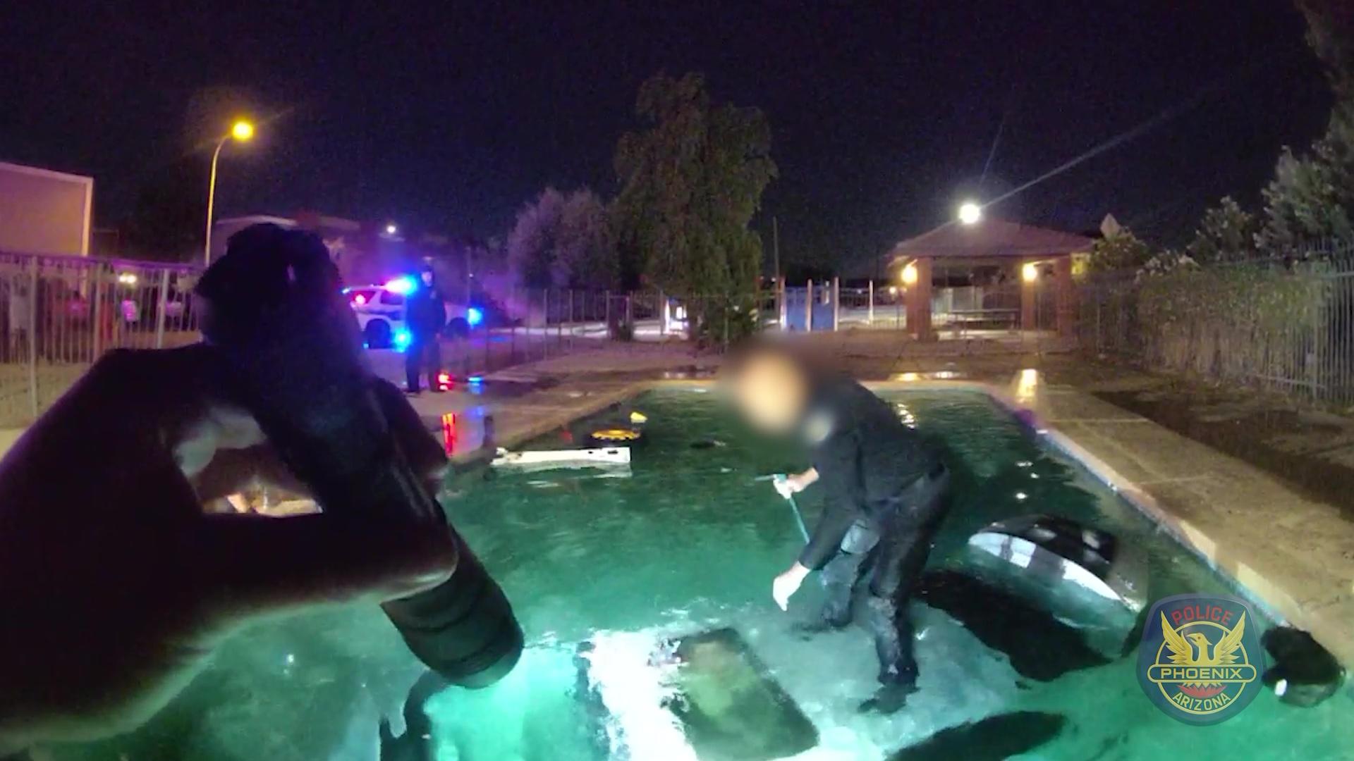 Dramatic video shows Phoenix police smash sunroof, saving man from car ...