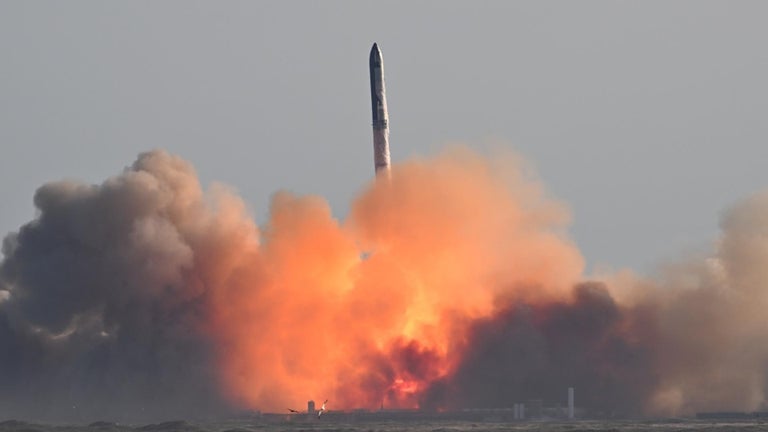 SpaceX launches Super Heavy-Starship on 6th test flight, with Trump in ...