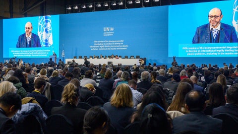 Countries fail to agree deal to "end the world's plastic pollution ...