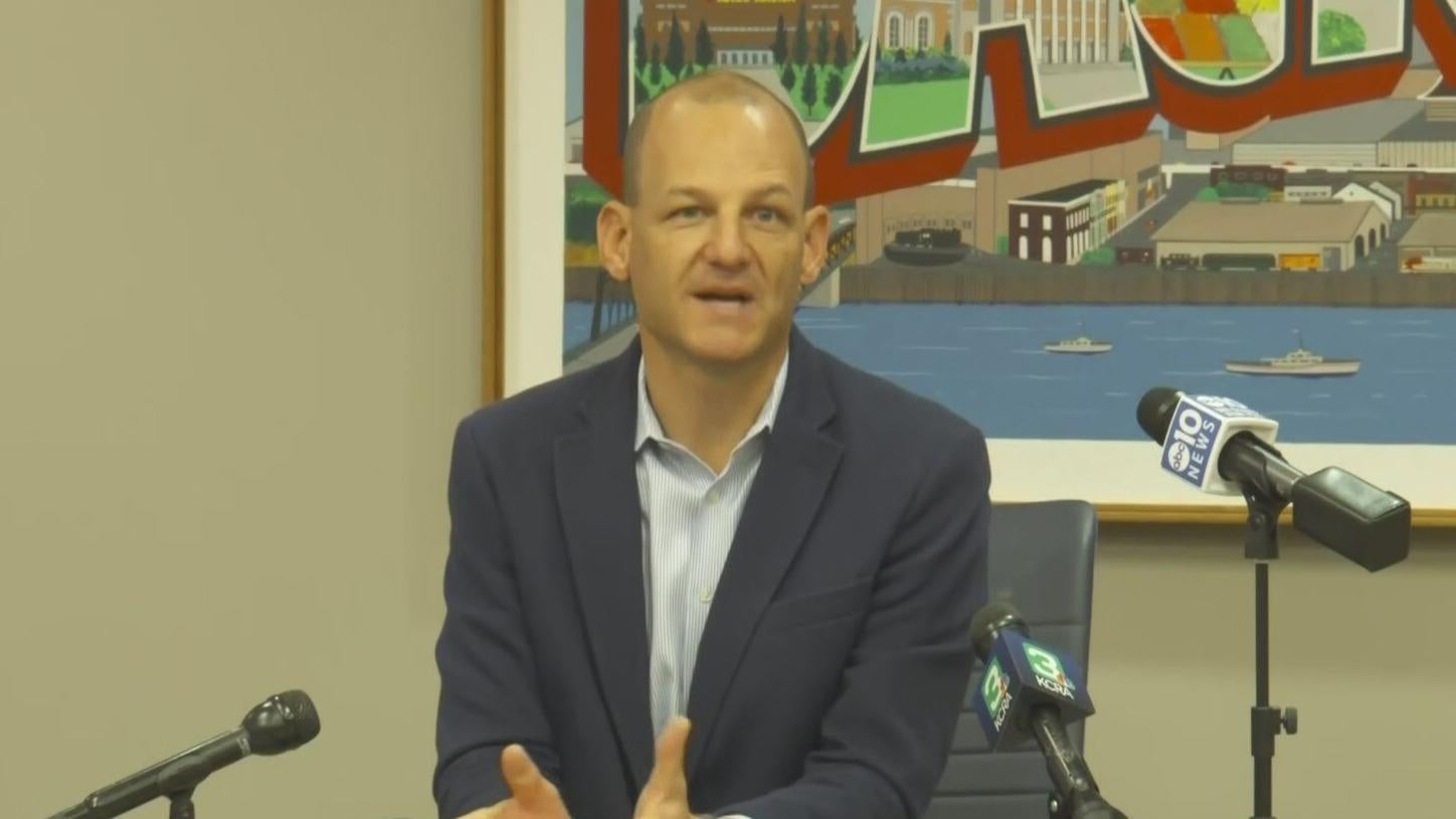 New Sacramento Mayor Kevin McCarty sworn in at city council meeting ...