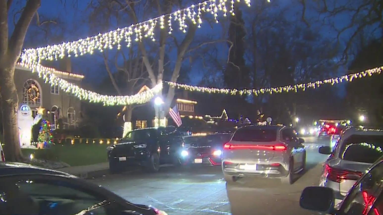 Cars pack Sacramento's Fab 40s for Christmas night holiday lights ...
