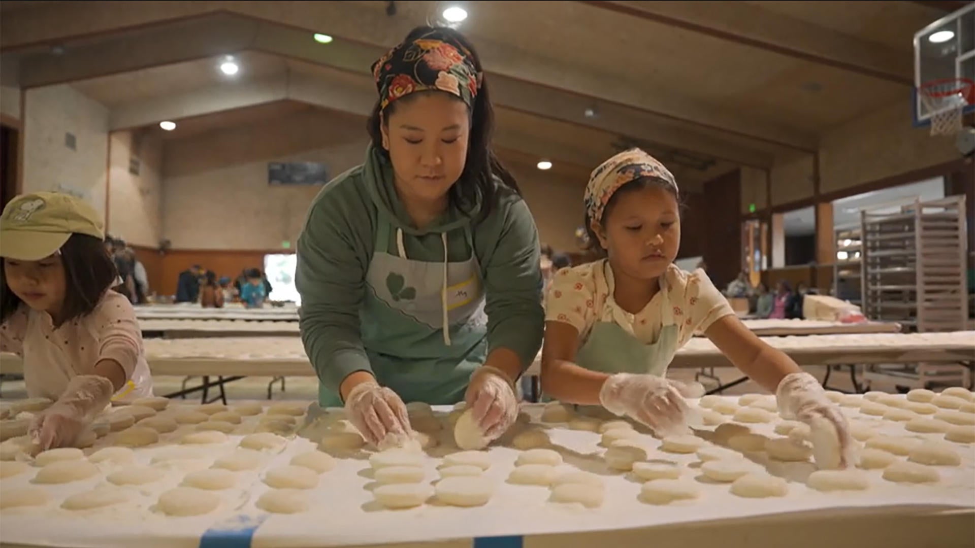 2 people choke to death on mochi rice cakes, continuing deadly New Year's trend in Japan - CBS News