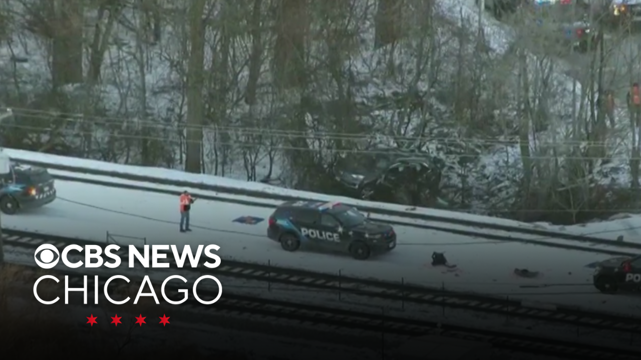 Metra train hits car in Chicago's south suburbs, snags line - CBS Chicago