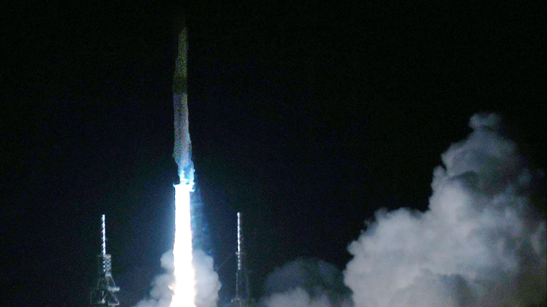 Jeff Bezos' Blue Origin launches New Glenn rocket on maiden flight - CBS News