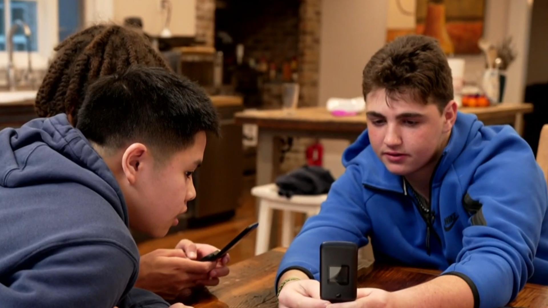 We asked four teens to swap their smartphones for flip phones. Here's ...