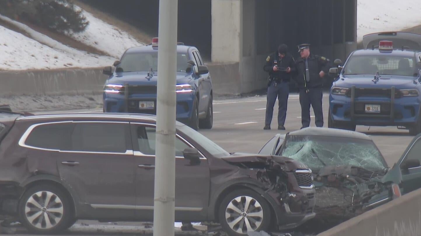 2 people killed in Detroit crash on Interstate 75, police say - CBS Detroit