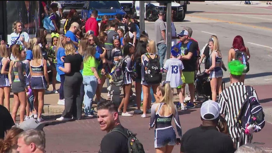 Fight at cheerleading championship in Dallas triggers panic, injuries ...