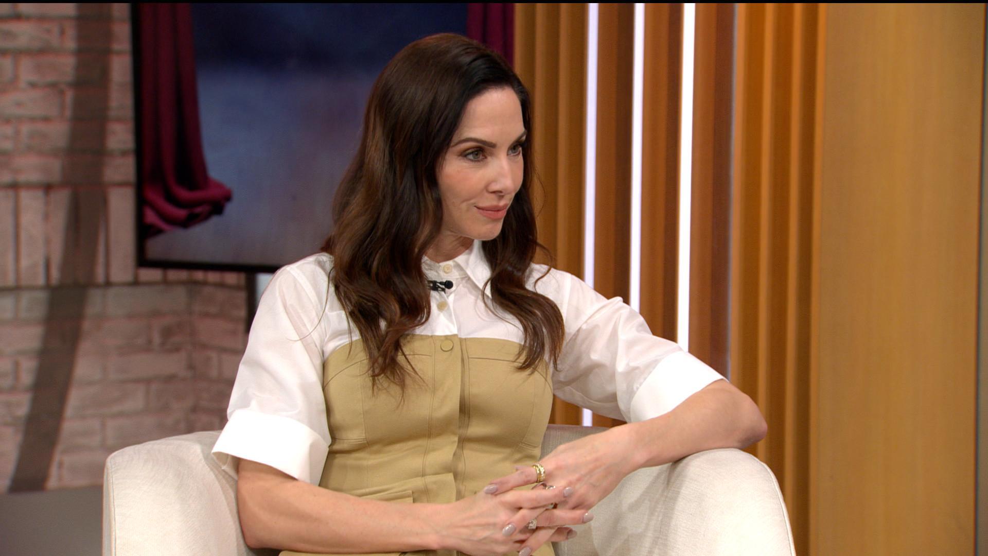 Whitney Cummings on turning postpartum struggles into comedy in "Big Baby" tour - CBS News