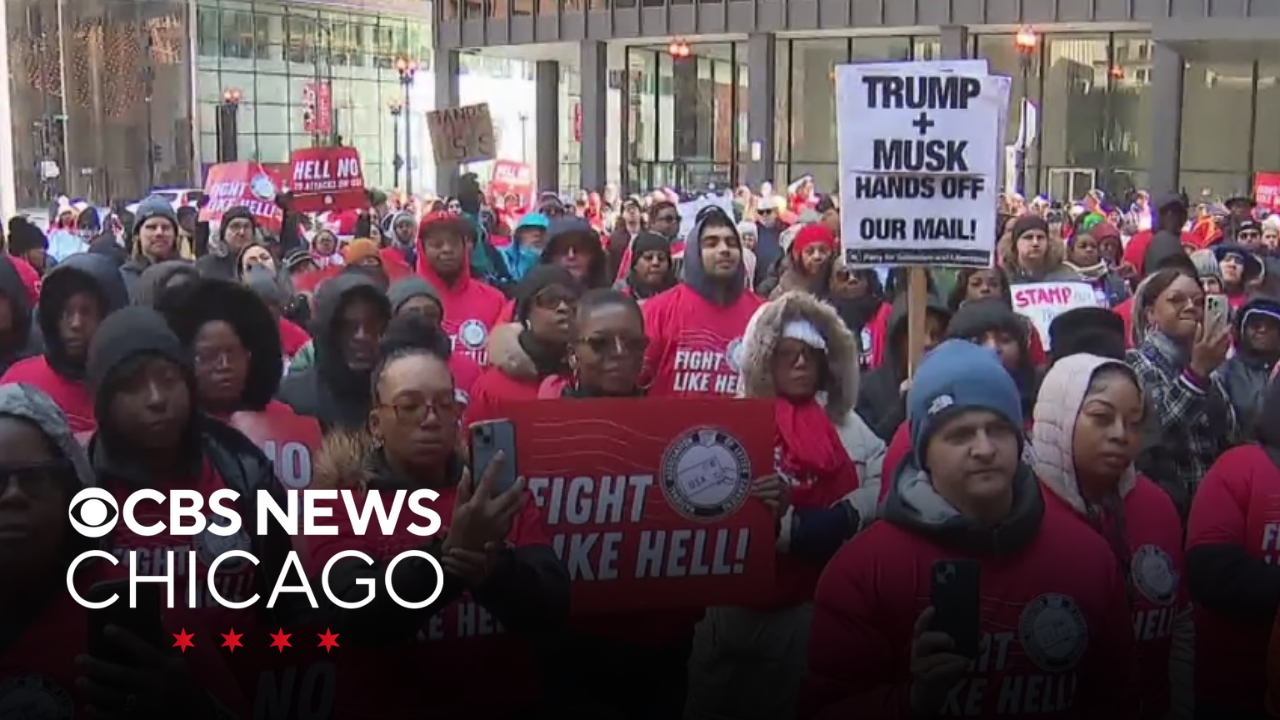 Chicago postal workers rally against any efforts to dismantle USPS ...