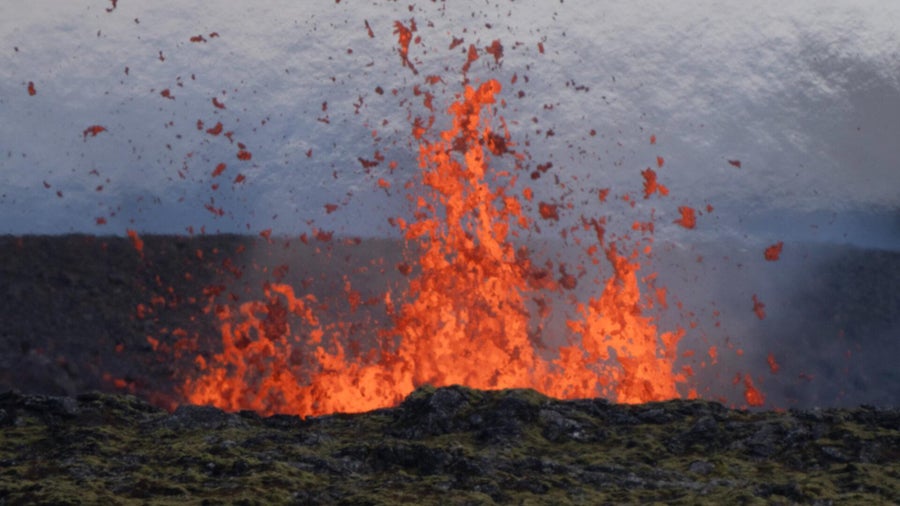 Lava fountains over 1,000 feet high shoot from Hawaii's Kilauea volcano - CBS News