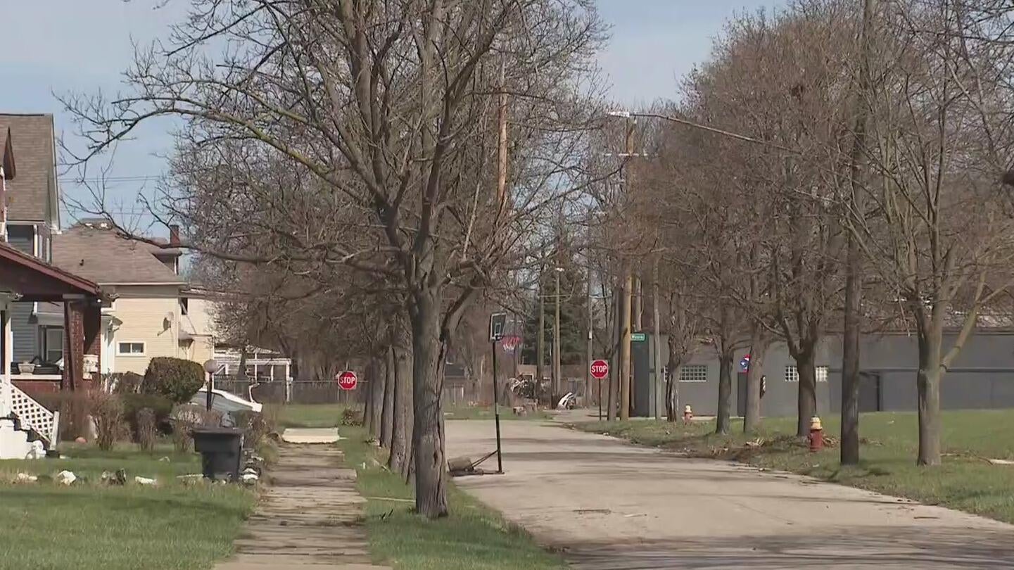 3 people found dead after vehicle fire in Detroit were "burned beyond ...