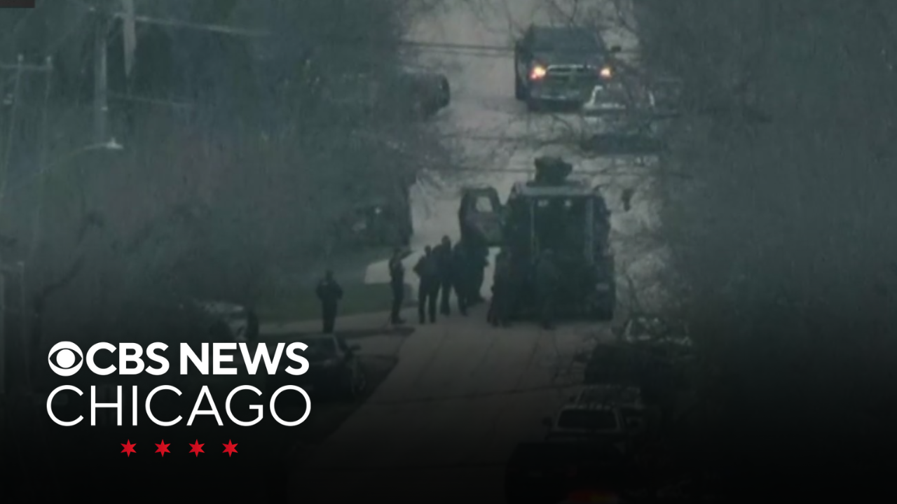 SWAT standoff goes on for hours in Crystal Lake, Illinois - CBS Chicago