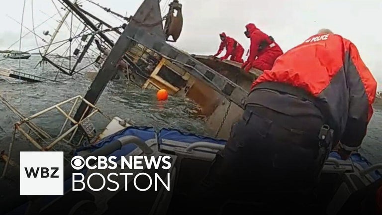 Video shows police officers rescue 3 fishermen from sinking boat in ...