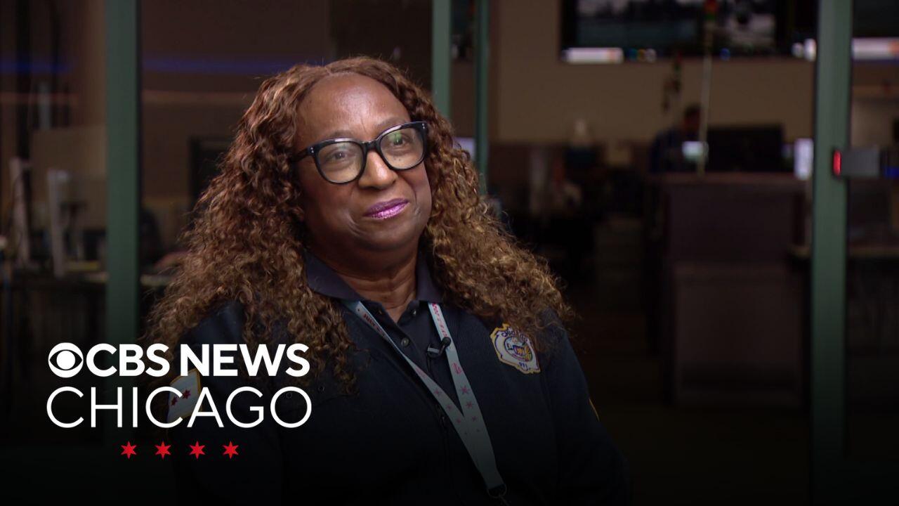 Veteran Chicago Police dispatcher is ready to hang up her headset after 40 years - CBS Chicago