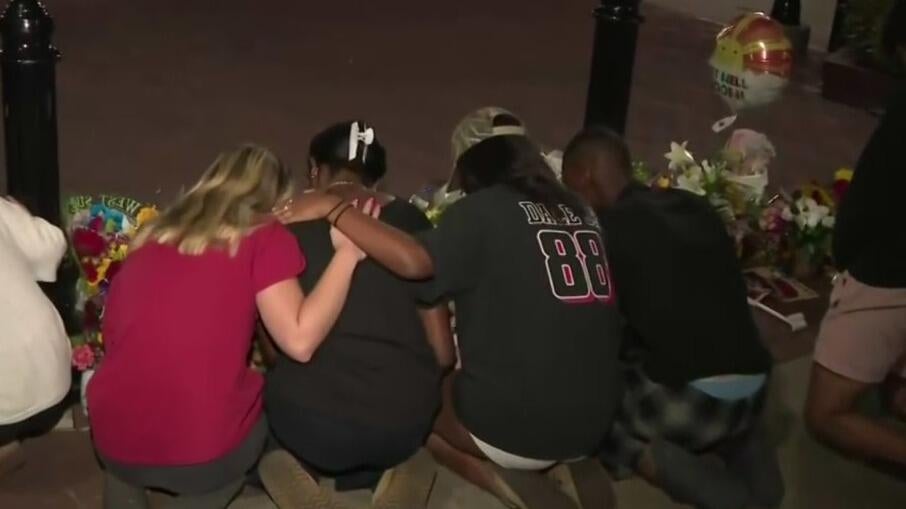 FSU students honor victims, begin healing process after campus mass ...