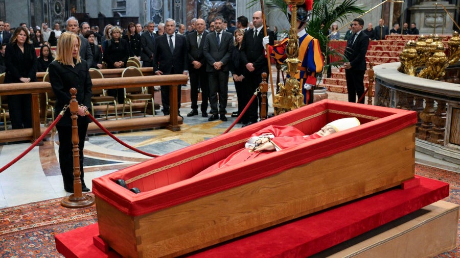 Pope lying in state draws tens of thousands to St. Peter's Basilica at ...